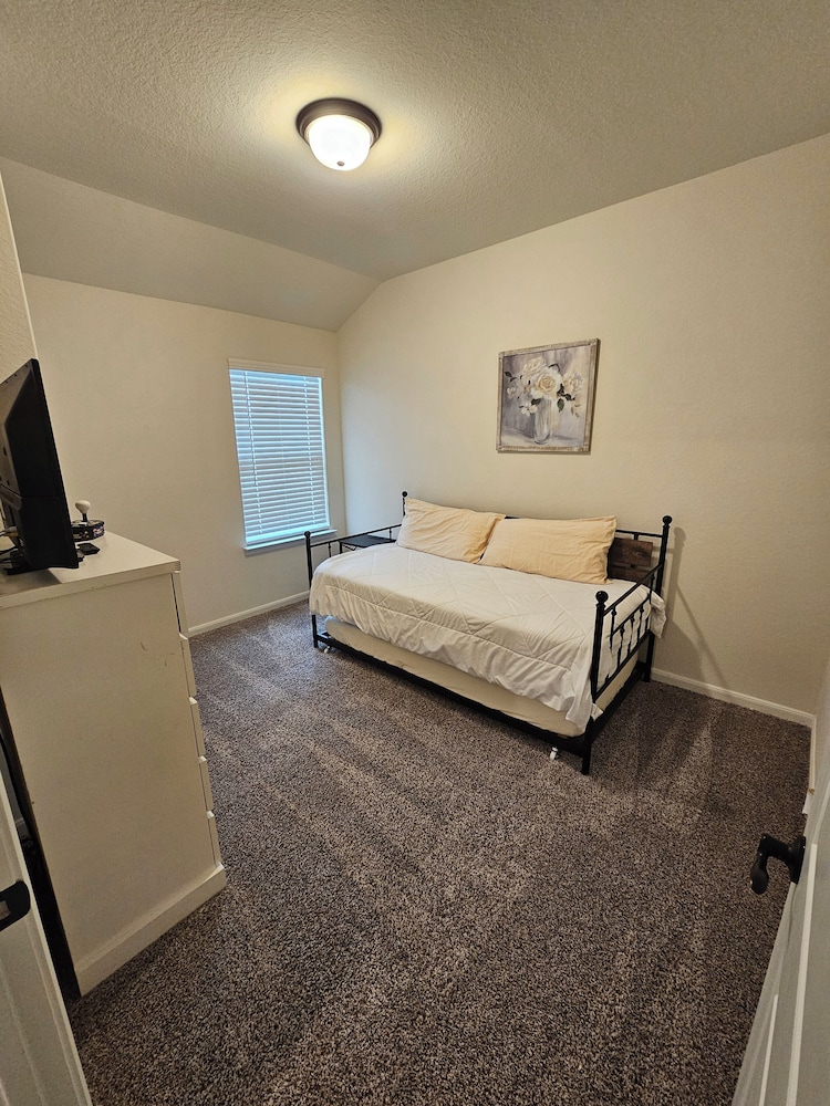 Spacious Townhome Just Minutes Away From Sea World And Fiesta Texas! - Hill Country Retreat – San Antonio