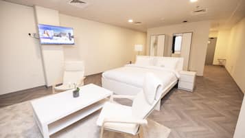 Suite-Estúdio Júnior, 1 cama king-size, Vista para a cidade | Sala de estar | Smart TV de 50 polegadas com canais digitais, televisor