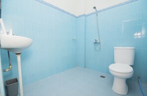 Chuveiro, toalhas de banho, sabonete, shampoo