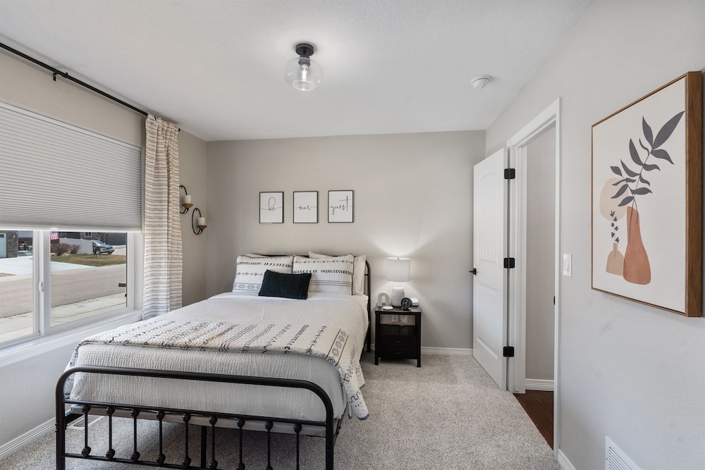 Suburban Dream Home With Hot Tub - Loveland, CO
