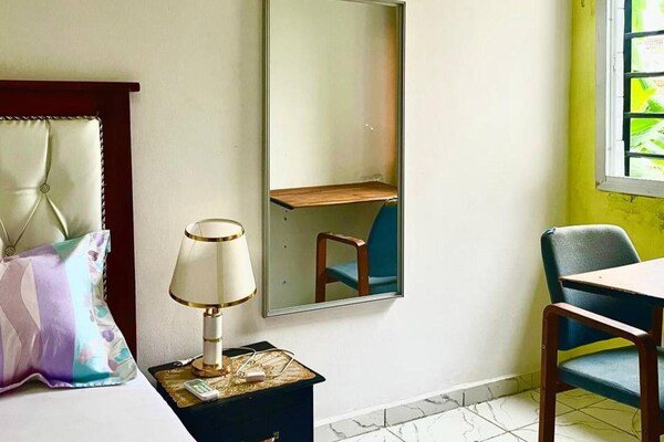 1 Bed Studio Sleeps 2 - Wifi, Balcony, Parking - Douala