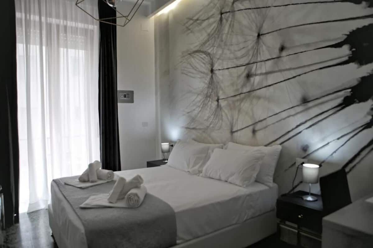 Quarto casal ou duplo, sacada, vista para o pátio (1) | Cofres nos quartos, cortinas blackout, quartos à prova de som