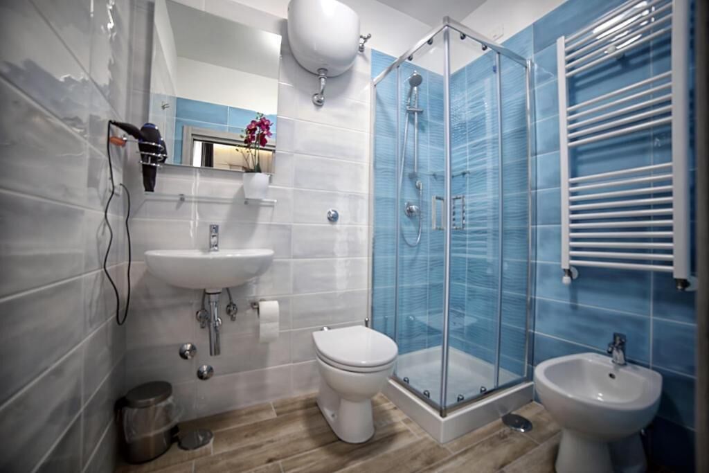 Quarto casal ou duplo, sacada, vista para o pátio (2) | Banheiro | Chuveiro, secador de cabelo, toalhas de banho, sabonete