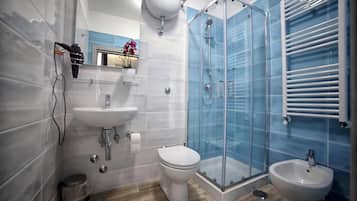 Quarto casal ou duplo, sacada, vista para o pátio (2) | Banheiro | Chuveiro, secador de cabelo, toalhas de banho, sabonete