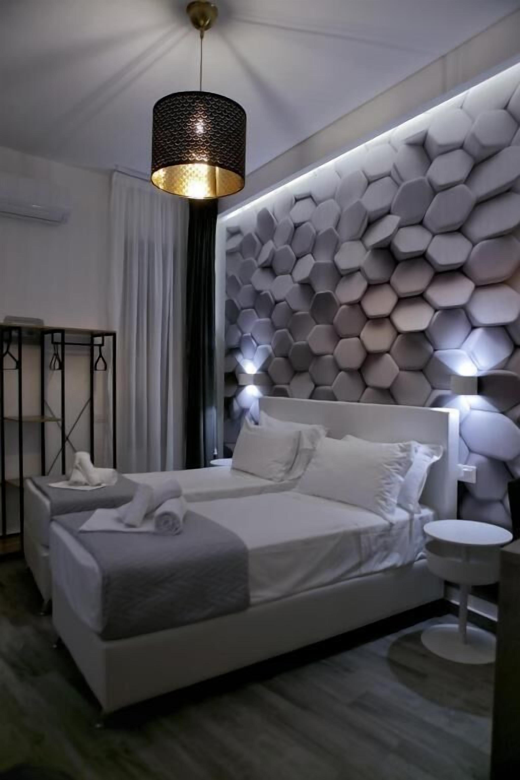 Cofres nos quartos, cortinas blackout, ferros/tábuas de passar roupa