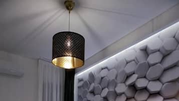 Cofres nos quartos, cortinas blackout, ferros/tábuas de passar roupa