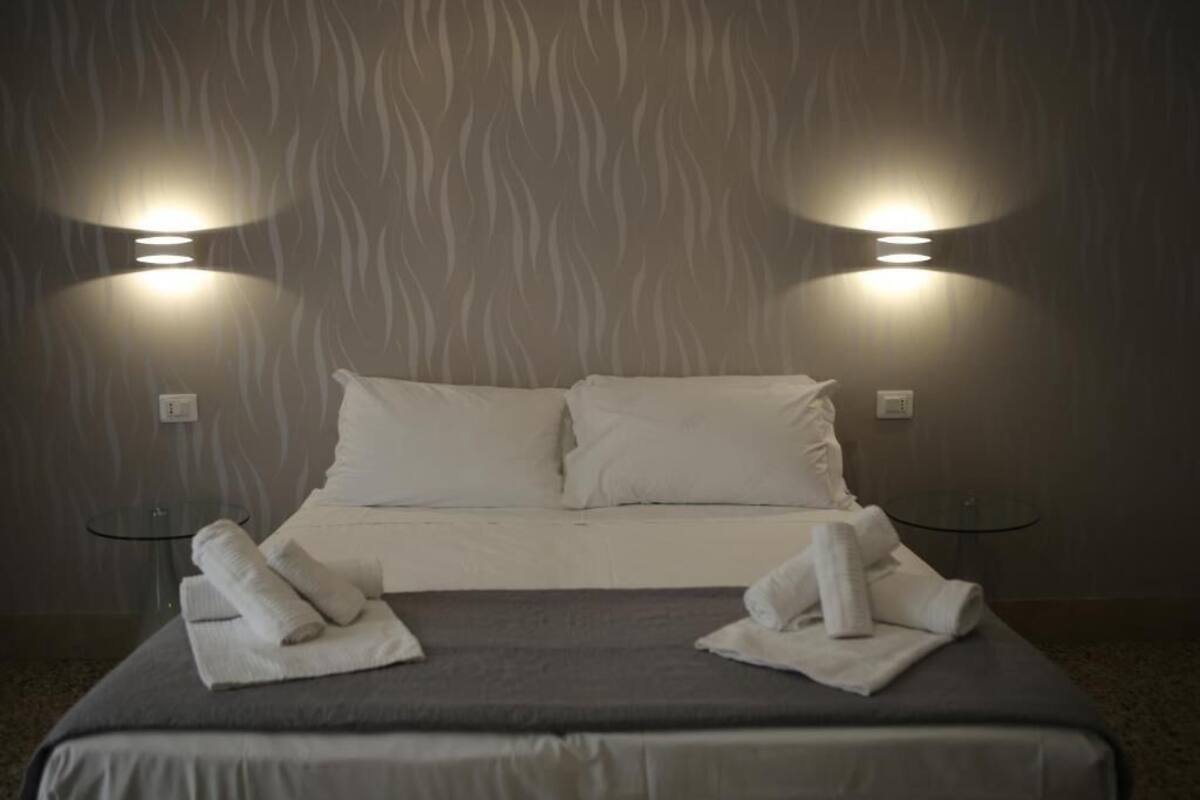 Cofres nos quartos, cortinas blackout, quartos à prova de som