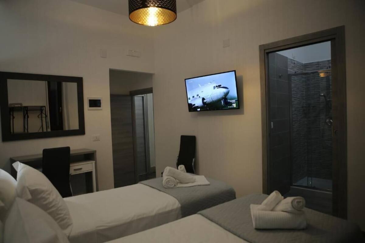 Cofres nos quartos, cortinas blackout, quartos à prova de som