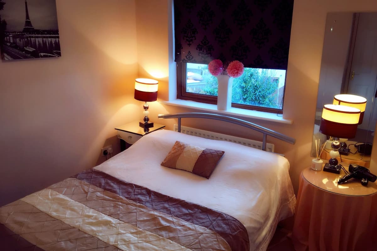 Quarto Clássico com Cama de Casal | Wi-fi grátis, roupa de cama fornecida