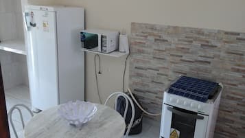 Quarto Standard | Cozinha privada | Um frigorífico, um micro-ondas, liquidificador, utensílios de cozinha