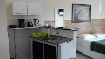 Quarto Standard | Cozinha privada | Um frigorífico, um micro-ondas, liquidificador, utensílios de cozinha