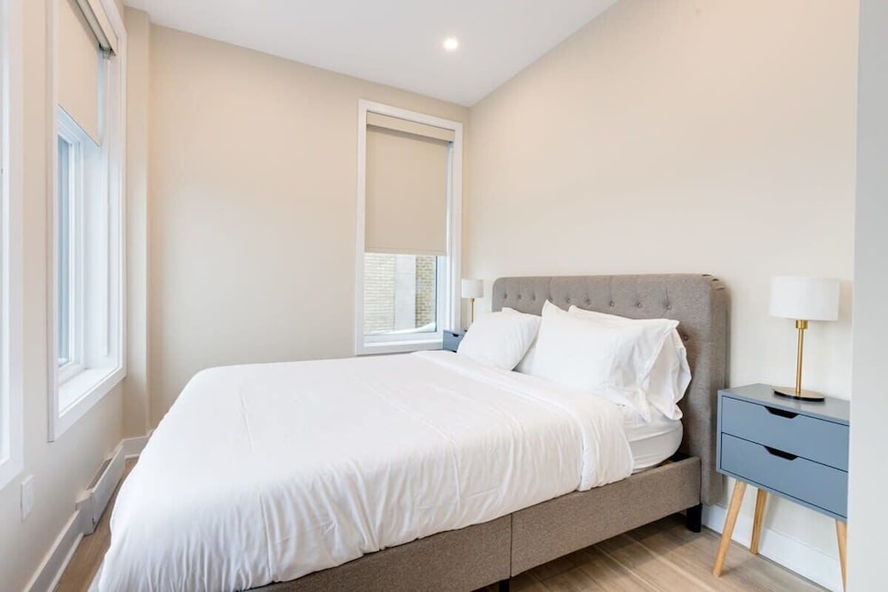 *Brandnew* 2br+sofabed W/roof Top In Mtl -35 - Montreal