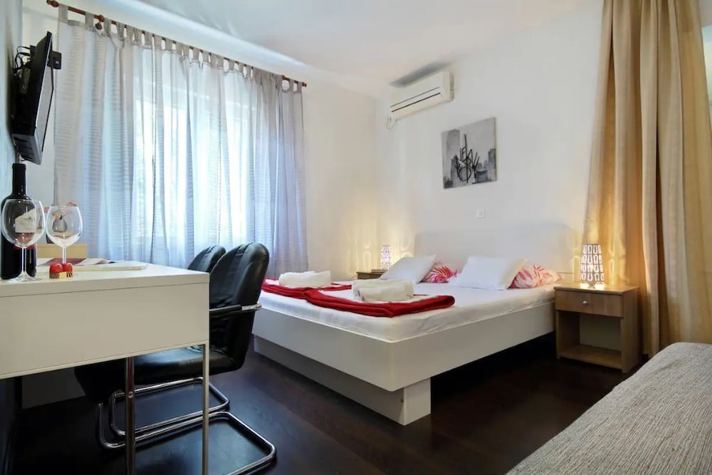 Apartment Ena - 3 bedrooms - walk to Sunset beach and Lapad bay ...