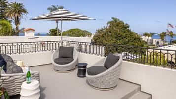 The Two-Story Irving Gill Penthouse | Terraço/pátio