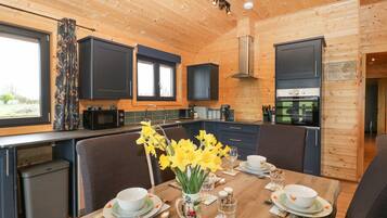 Geladeira, lava-louças, chaleira elétrica, torradeira