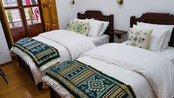 Quarto Duplo Básico | Cofre no quarto, secretária