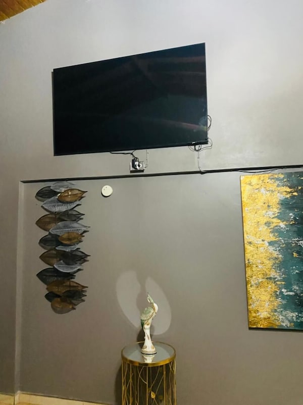 Blissett Apts Your  Home Away From Home - Kingston