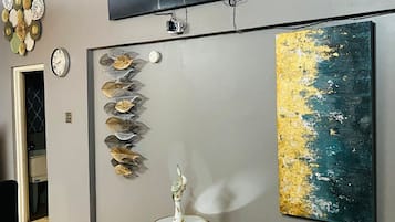 Apartamento, 1 quarto, cozinha, junto ao jardim | Sala de estar | Smart TV de 60 polegadas com canais por cabo, televisor