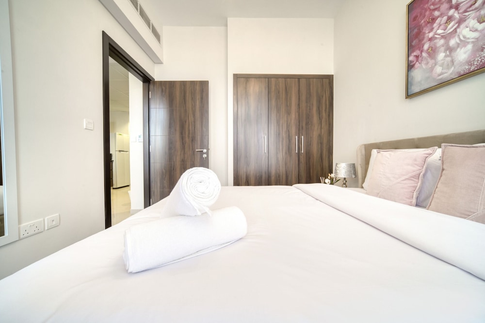 Exquisite 4br Townhouse At Damac Hills 2 Victoria By Deluxe Holiday Homes - Dubai