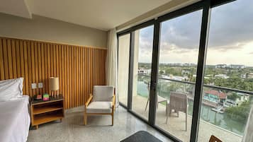 Deluxe River View | Frigobar, cofres nos quartos, ferros/tábuas de passar roupa