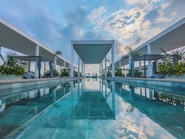 3 piscinas exteriores, espreguiçadeiras 
