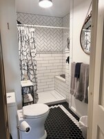 Quarto tradicional | Banheiro | Chuveiro, secador de cabelo, roupões de banho, toalhas de banho