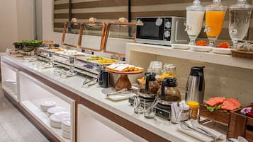 Café da manhã com buffet grátis todos os dias