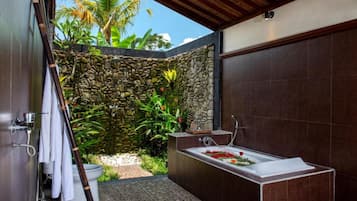 Quarto Duplo de Luxo | Casa de banho | Chinelos