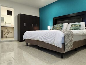 Suite Superior | Roupa de alta qualidade, edredões de penas, camas de colchão pillowtop 
