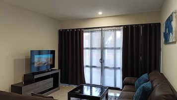 Suite Superior | Sala de estar | Smart TV de 50 polegadas com canais via satélite, Netflix