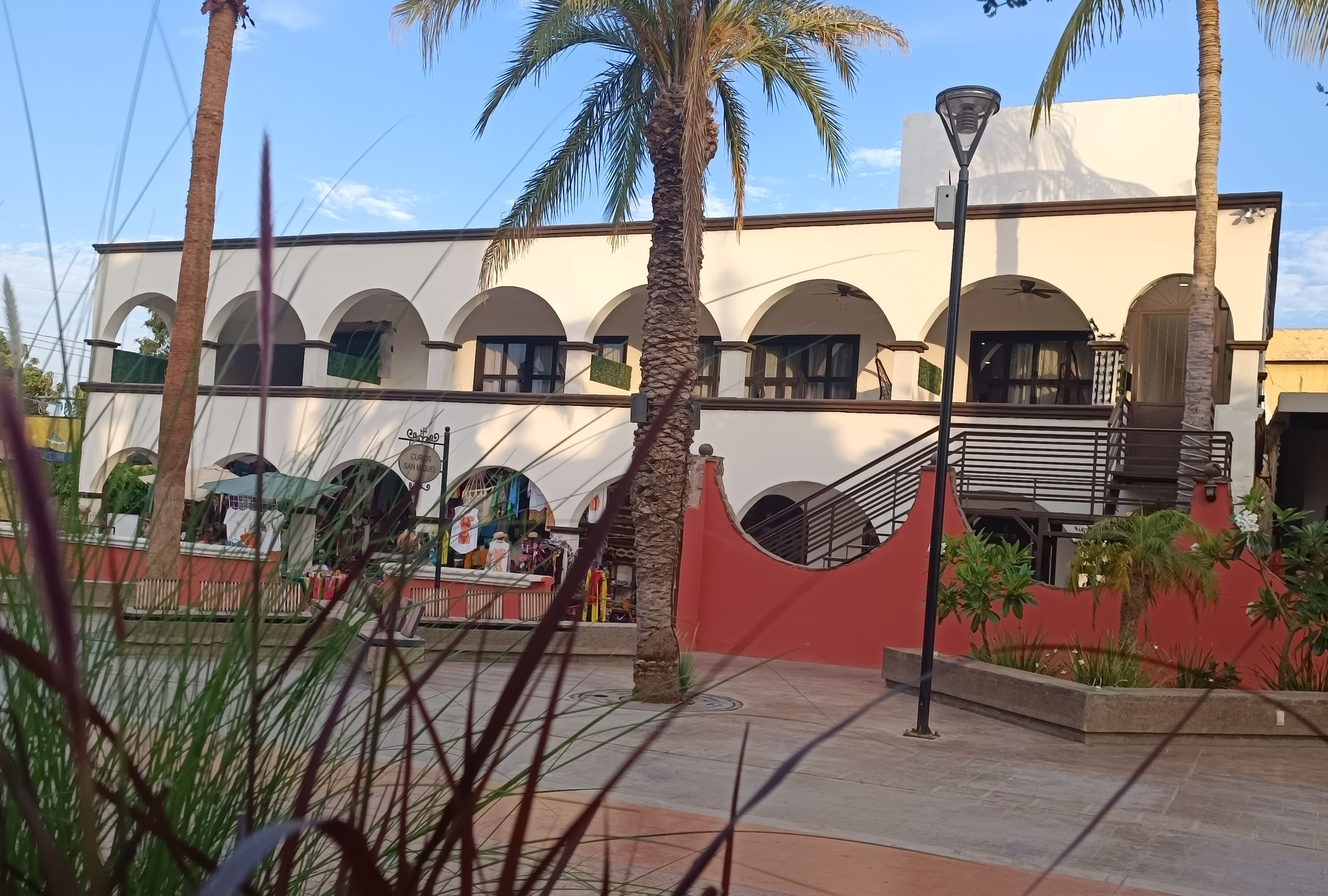 Um edifício com janelas em arco e uma escadaria.