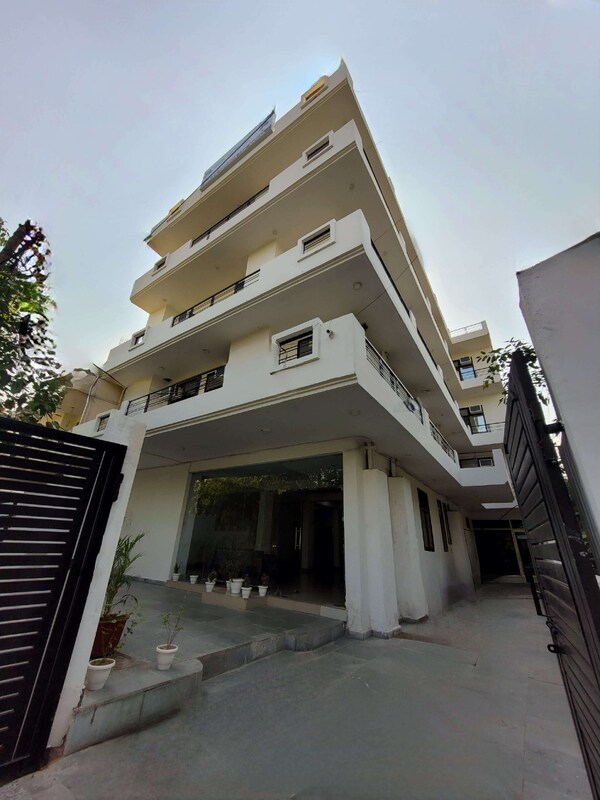 Hotel The Royal Palm - Noida