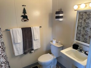 Quarto Individual | Casa de banho | Uma combinação polibã/banheira, artigos de higiene pessoal grátis 