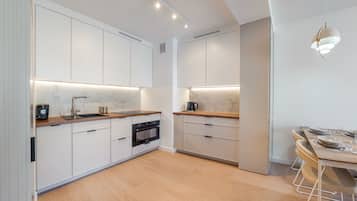 Apartamento (31) | Kitchenette privada | Um frigorífico, um micro-ondas, uma placa de cozinha