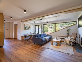 Penthouse Exclusiva, 2 quartos, pátio, vista para a montanha | Sala de estar | Televisor LED de 55 polegadas com canais via satélite, televisor 