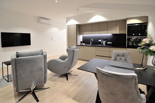 Apartamento Exclusivo, 2 camas individuais, não fumadores, junto ao pátio | Sala de estar | Smart TV de 56 polegadas com canais por cabo, televisor 