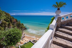 Uma praia privada, praia de areia branca, espreguiçadeiras 