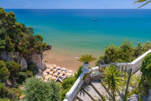 Uma praia privada, praia de areia branca, espreguiçadeiras 