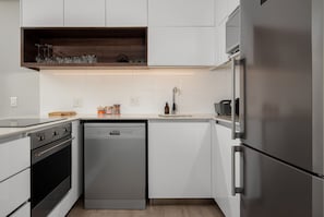 Apartamento Exclusivo | Cozinha privada | Um frigorífico, um micro-ondas, um forno, uma placa de cozinha