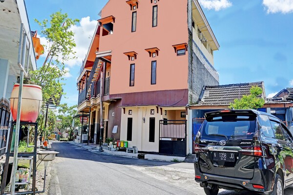 Oyo Life 92353 Purnama Syariah Guest House - Malang