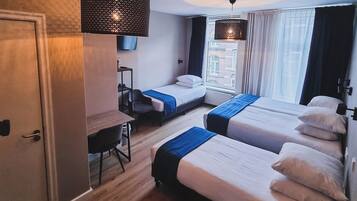 Quarto Quádruplo Standard | Com decoração personalizada, com mobília individualizada, secretária