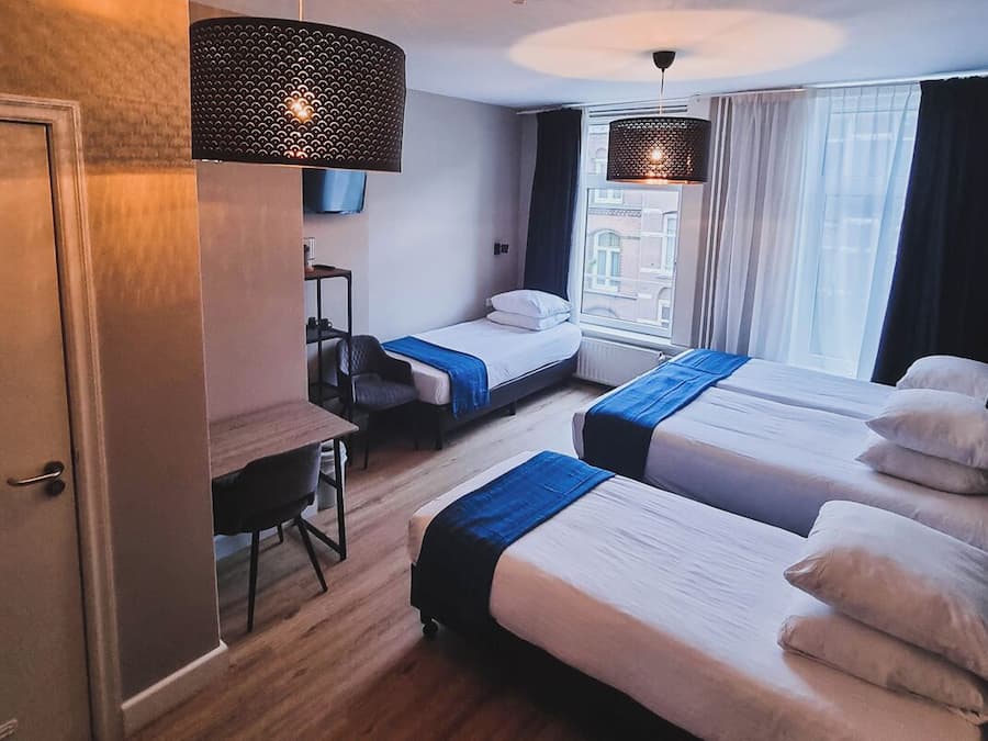 Quarto Quádruplo Standard | Com decoração personalizada, com mobília individualizada, secretária