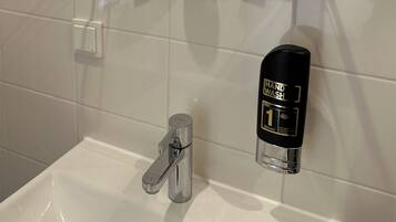 Quarto Quádruplo Standard | Casa de banho | Um polibã, artigos de higiene pessoal grátis, um secador de cabelo