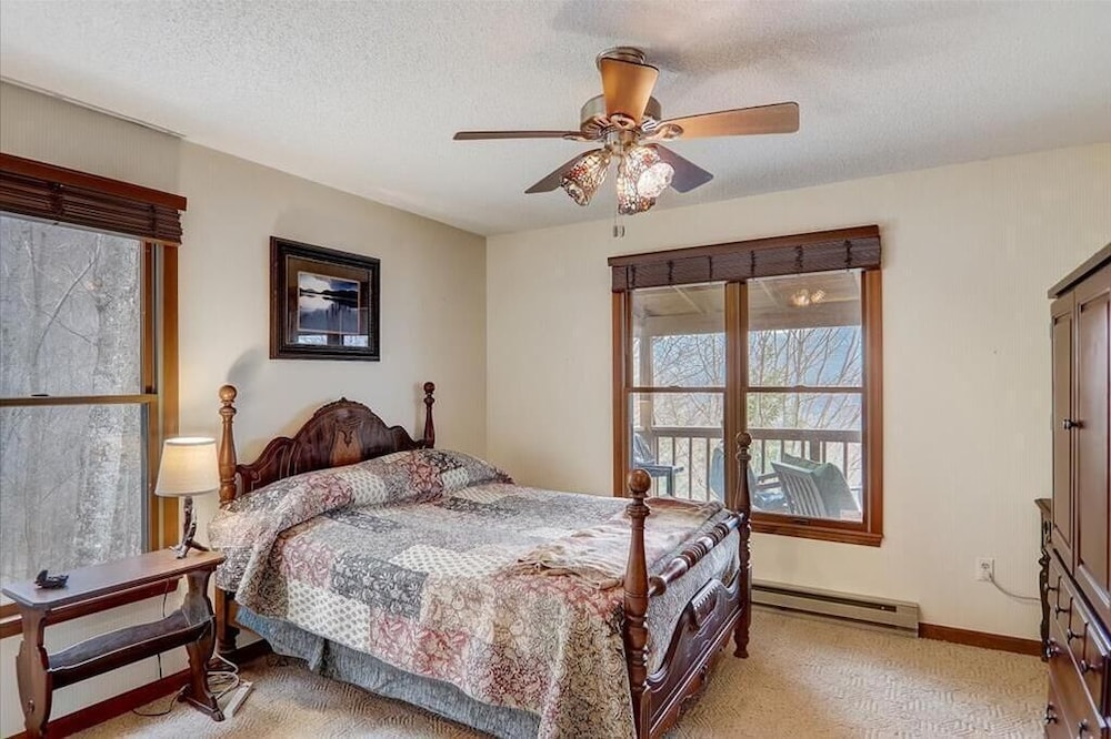 Treetop Vista - 3 Br, 2 Ba, Incredible Views, Firepit - Maggie Valley, NC