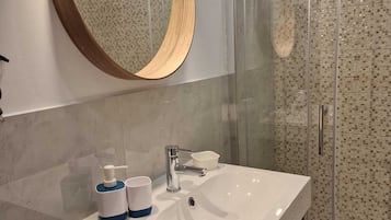 Artigos de higiene pessoal grátis, um secador de cabelo, um bidé