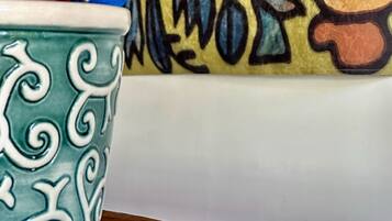 Um vaso de cerâmica com um desenho azul e branco, sobre uma superfície de madeira.