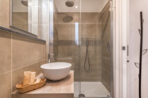 Um polibã, um chuveiro fixo, um secador de cabelo, um bidé 