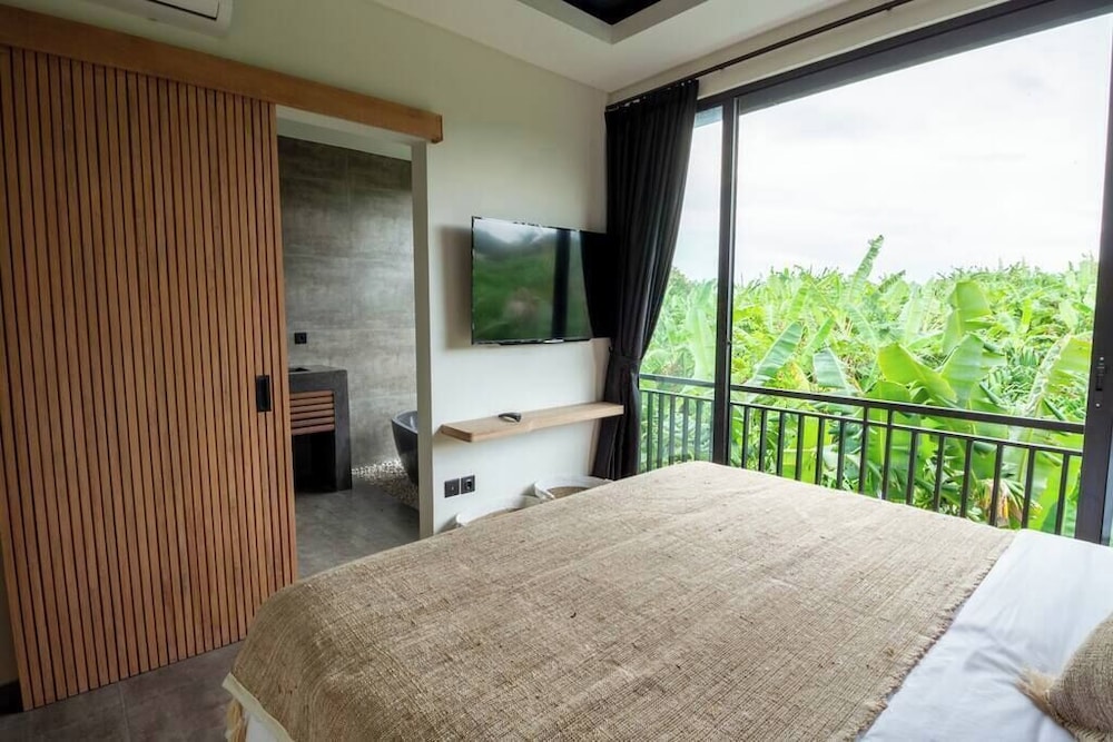Modern Industrial Haven: A 2-bedroom Townhouse - Canggu
