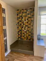 Quarto solteiro clássico, banheiro compartilhado | Banheiro | Chuveiro, chuveiro com efeito de chuva, produtos de toalete grátis