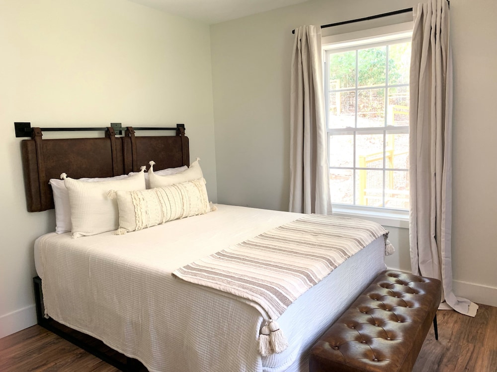 Scenic 5br Mountain Home With Games Room & Pet-friendly - Hendersonville, NC